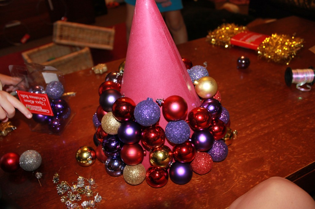 Christmas Craft – DIY Bauble Tree | stay.at.home.life
